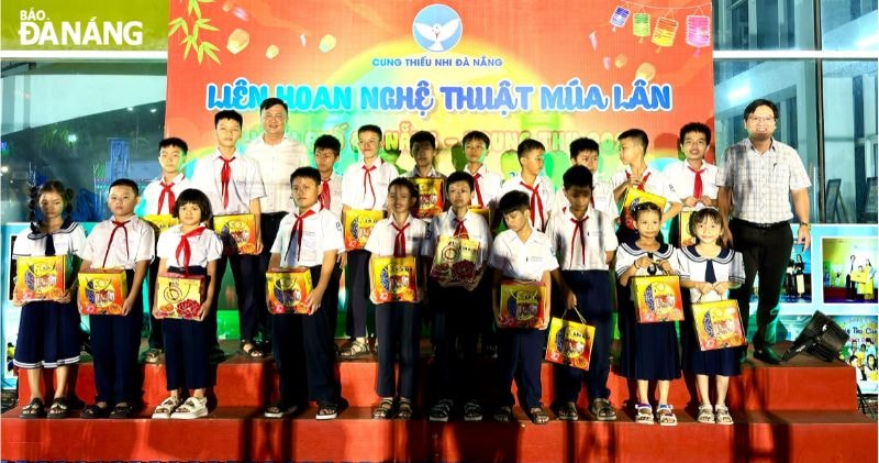 Trao 115 suất quà Trung thu cho trẻ em có hoàn cảnh đặc biệt