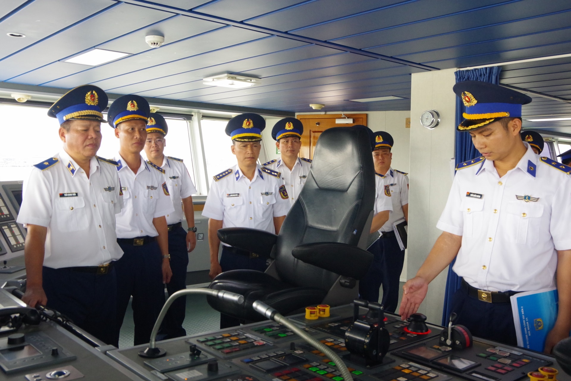 Tư lệnh Vùng Cảnh sát biển 2 kiểm tra công tác chuẩn bị cho Tàu CSB ...