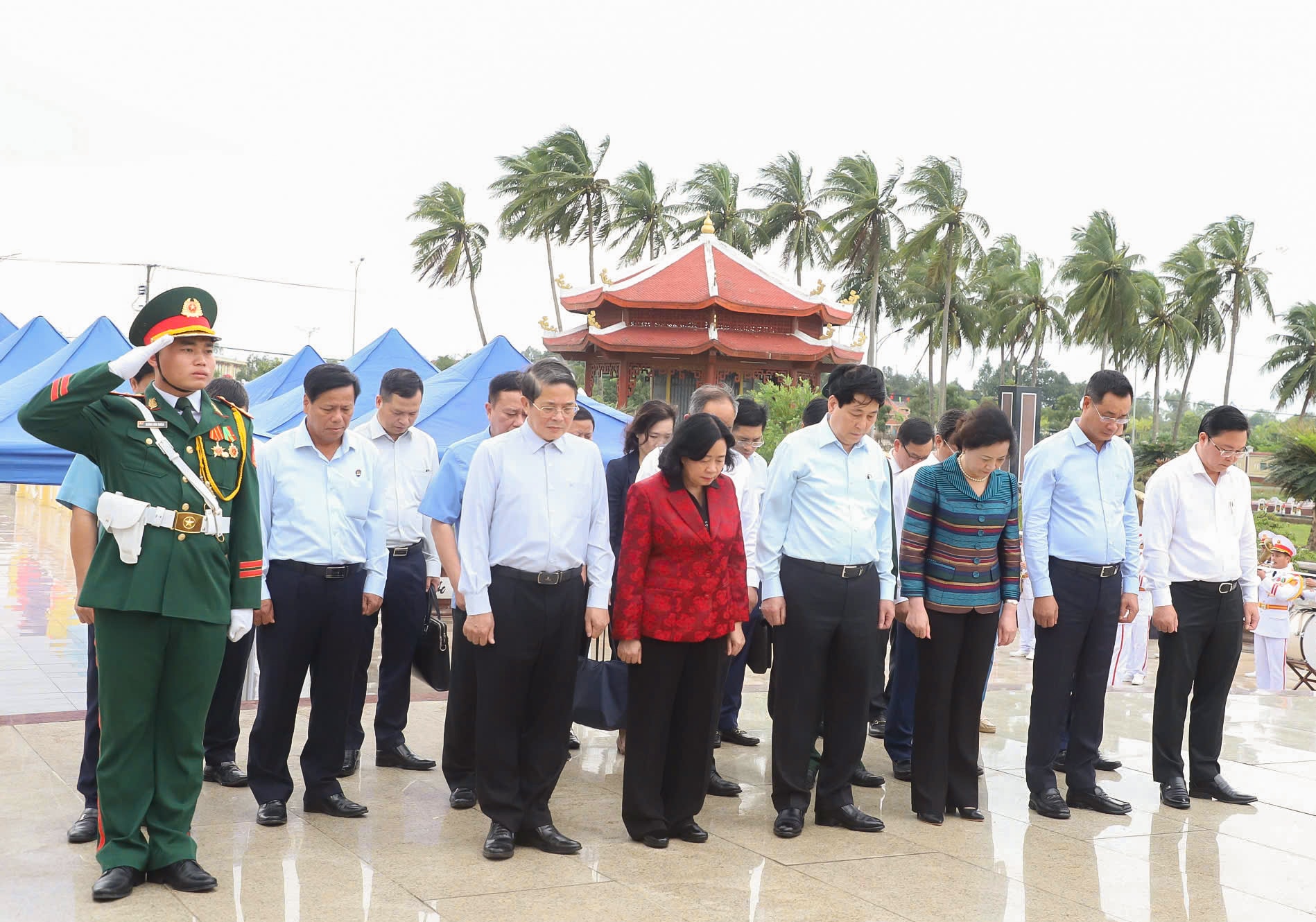 Chủ tịch nước Lương Cường dâng hương các anh hùng liệt sĩ tại Nghĩa ...