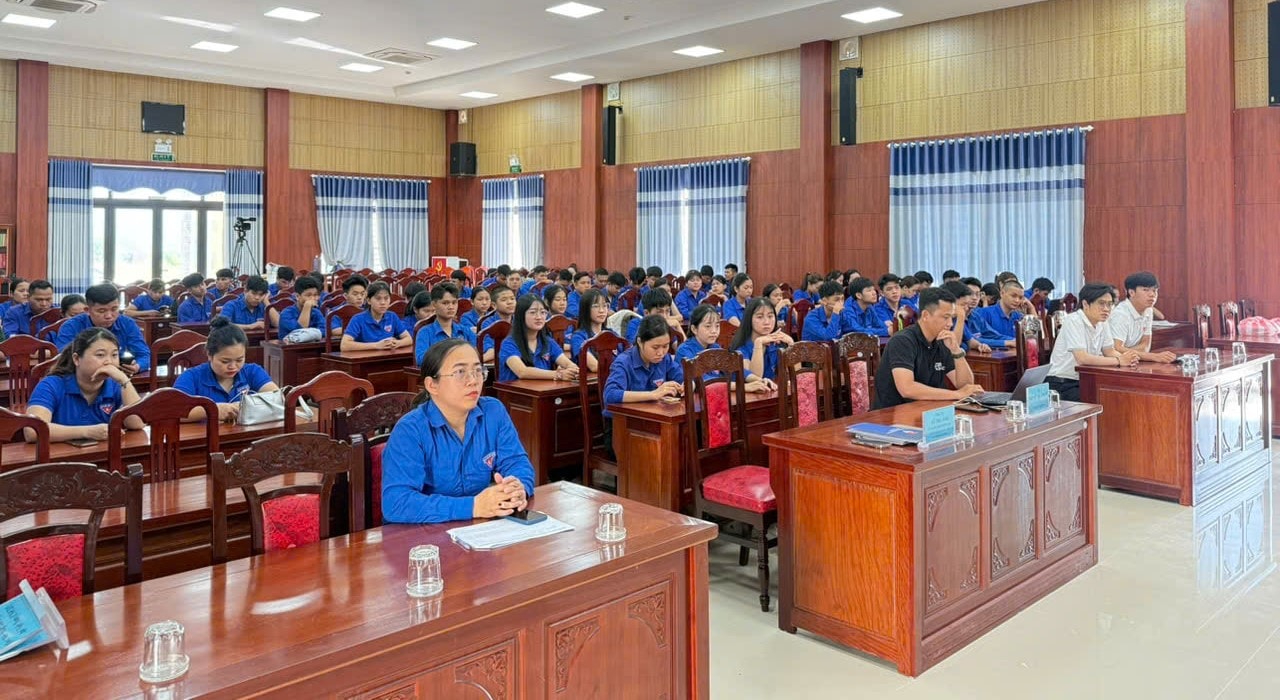 Da Nang Youth Union organizes training on "Online Safety" for young people.