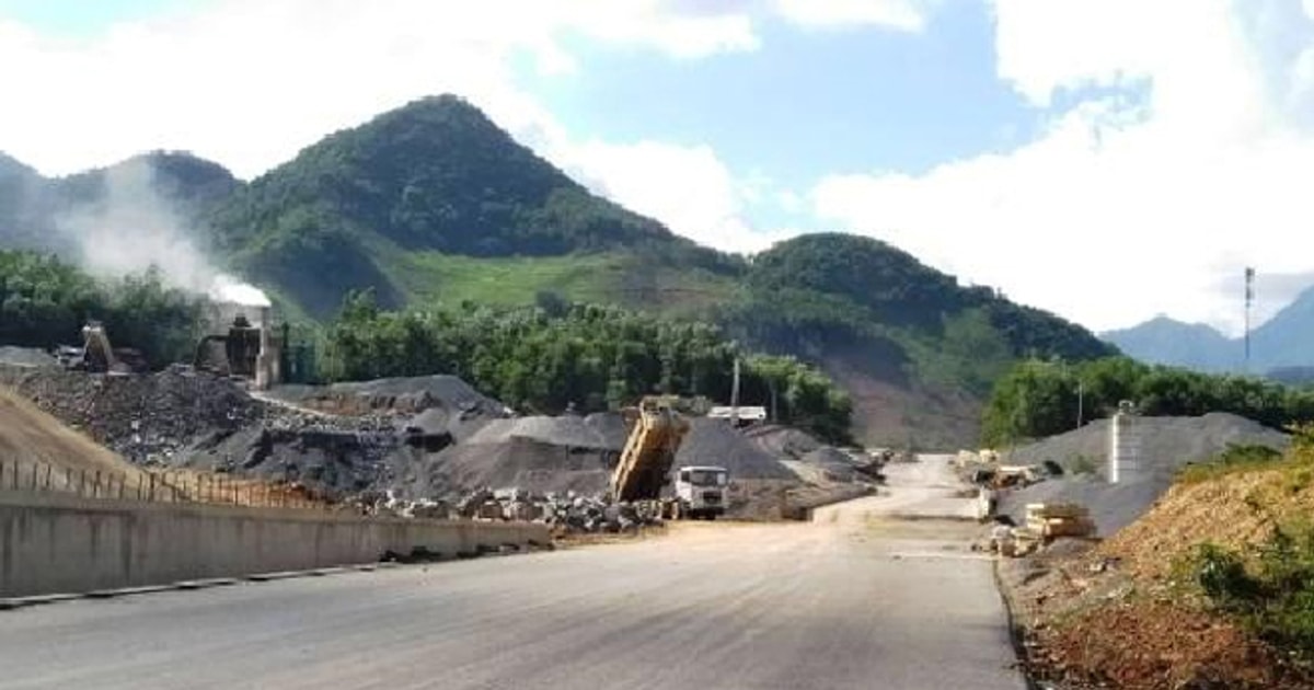 Dân khổ vì bụi đá, khói nhựa đường