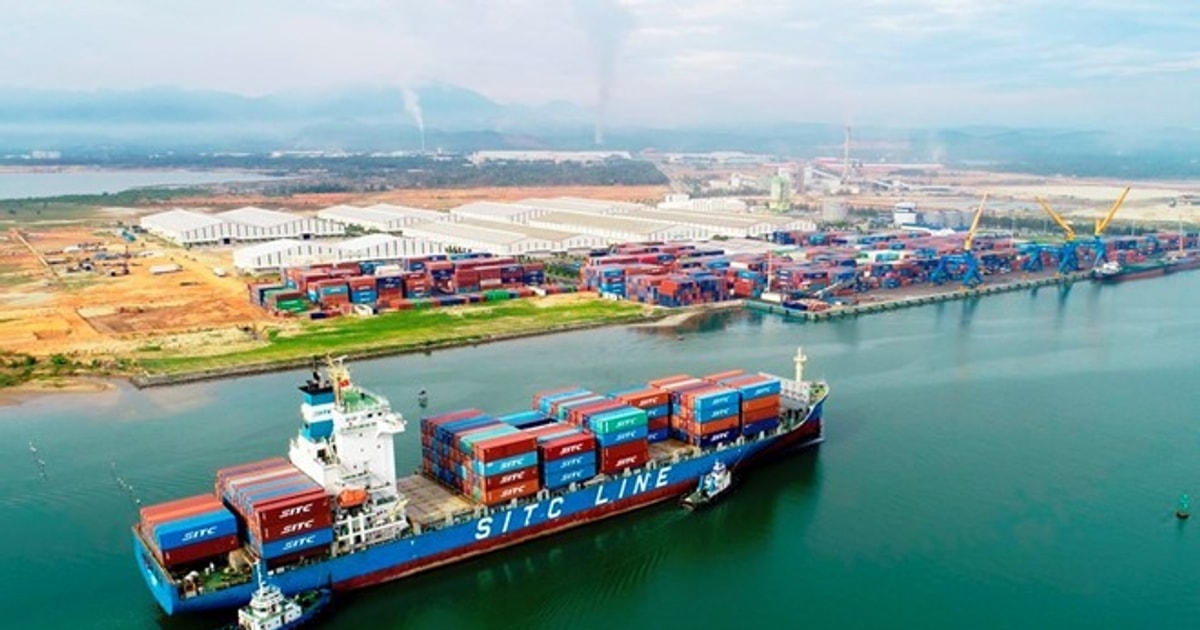 Asia's leading cargo ship arrives at Chu Lai port