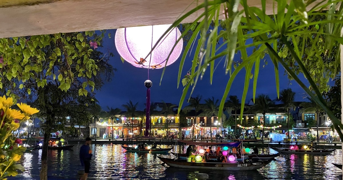 Hoi An ancient town at spring night