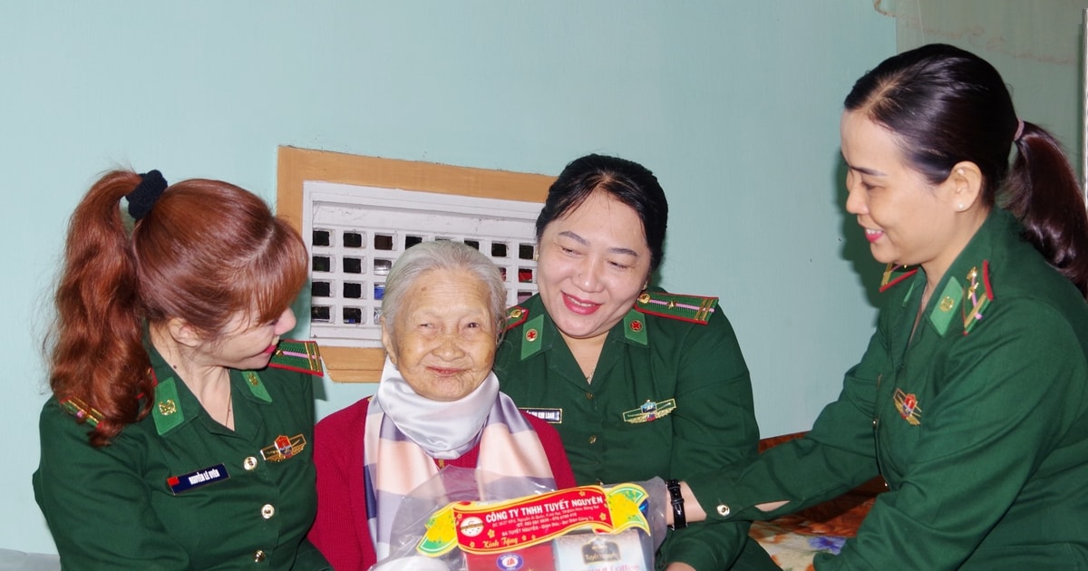 Hội Phụ nữ Bộ đội Biên phòng Quảng Nam thăm, tặng quà Bà mẹ Việt Nam ...