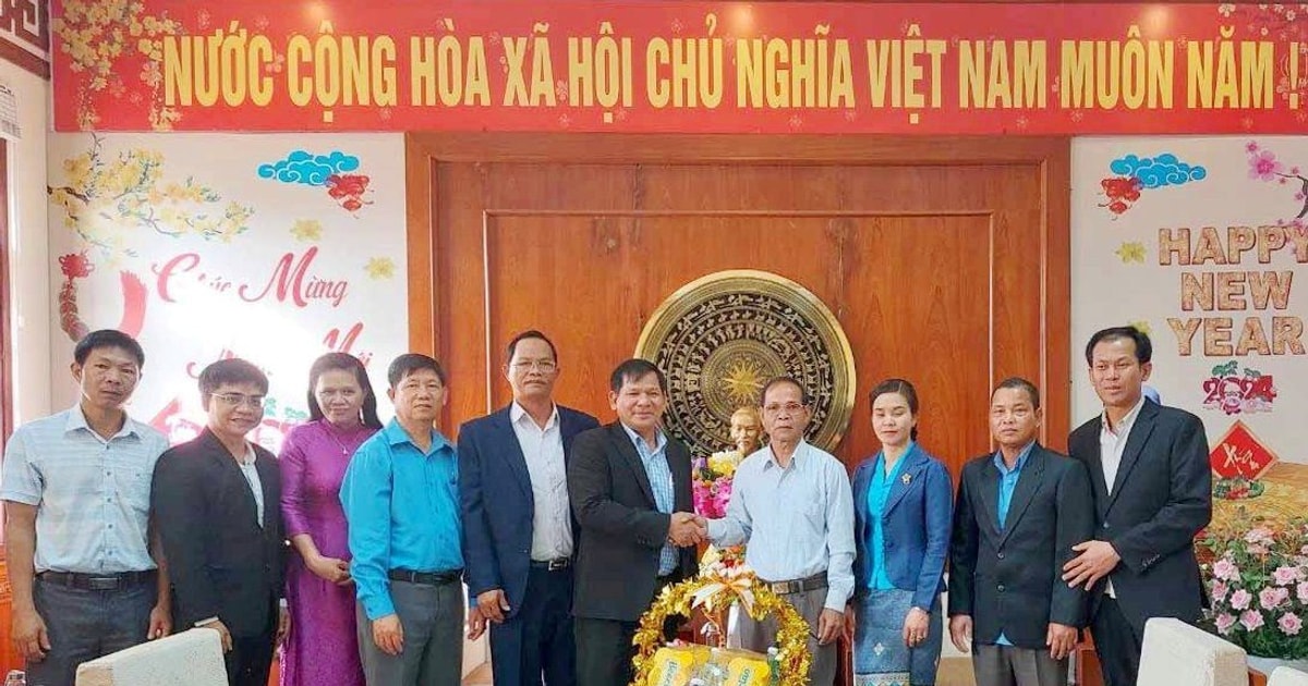 Leaders of Dak Cheung district visit Nam Giang