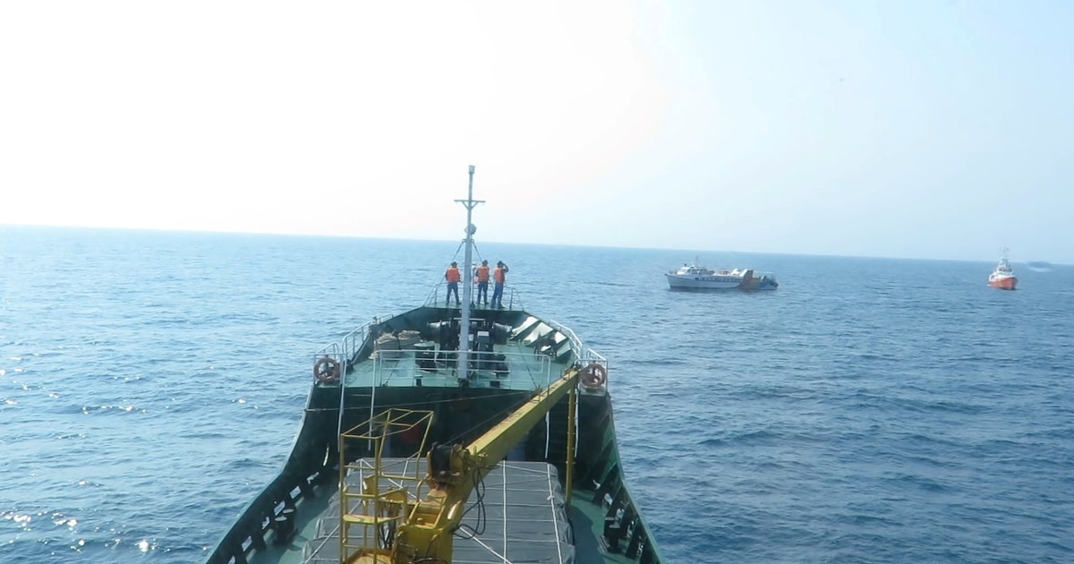 Tàu CSB 6006 tham gia tìm kiếm tàu kéo bị chìm trên vùng biển Lý Sơn