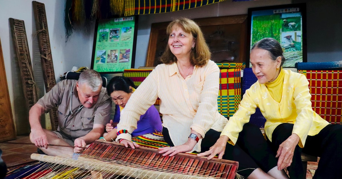 International visitors' experience at Kim Bong festival