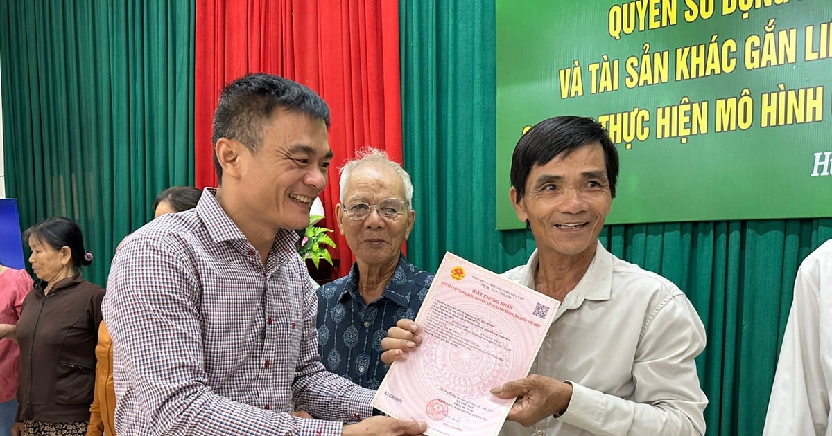 Đà Nẵng: Phường Hương Trà trao 24 sổ đỏ cho người dân sau 24 ngày vận hành mô hình chính quyền ...