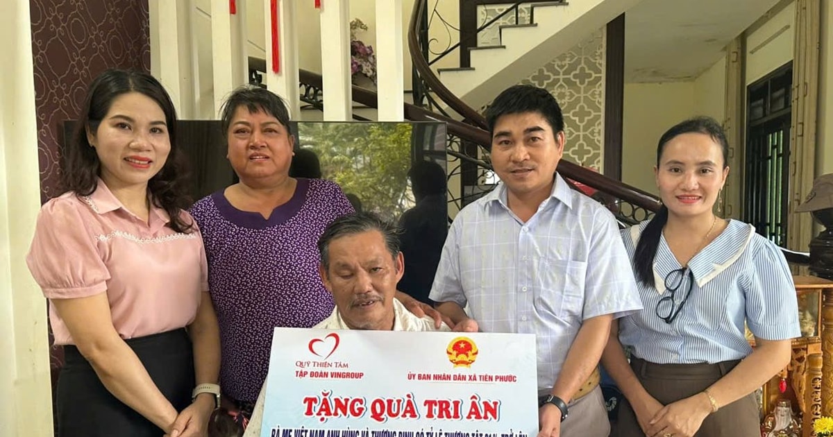 Xã Tiên Phước trao quà tri ân người có công