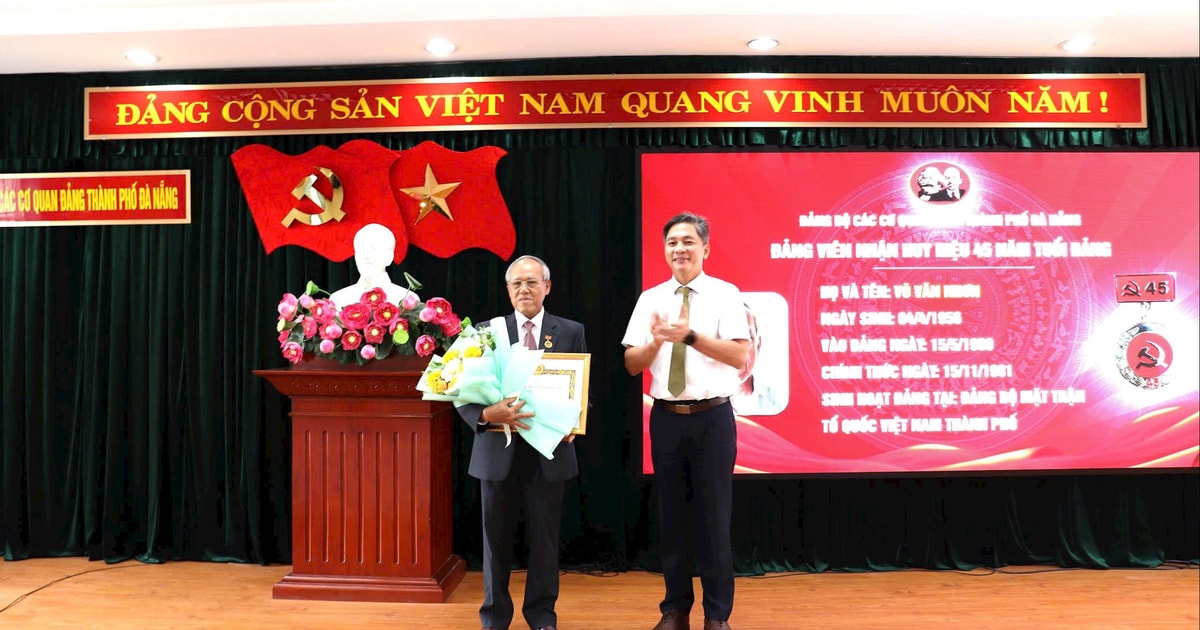 Trao Huy hiệu Đảng nhân kỷ niệm 108 năm Cách mạng Tháng Mười Nga