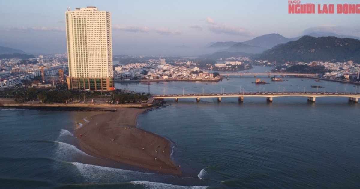 Nha Trang: Xuất hiện cồn cát khổng lồ dài hơn 100m tại cửa biển